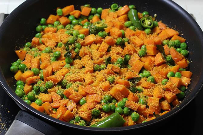 Carrot fry recipe | Dry carrot curry recipe | Peas carrot stir fry recipe