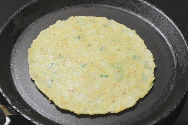 Akki roti recipe (Rice flour roti) - Swasthi's Recipes