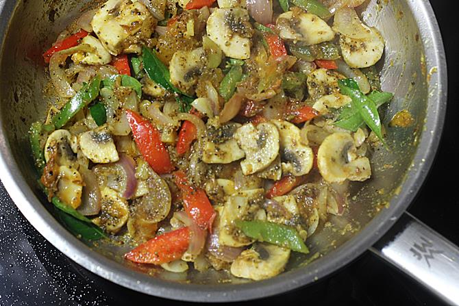 Mushroom pepper fry recipe | Easy capsicum mushroom recipe