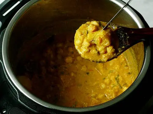 Aloo Chana (Kurma Style Chickpea Potato Curry) - Swasthi's Recipes